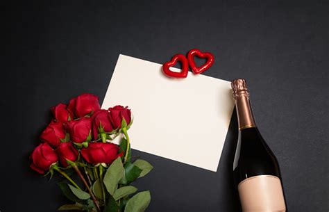 발렌타인 데이 컨셉 빨간 장미 텍스트에 대한 빈 카드 두 빨간 마음과 샴페인 병 0명에 대한 스톡 사진 및 기타 이미지 0명 개념 공란 Istock