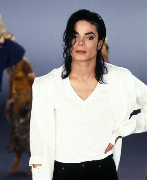 Estatua De Michael Jackson Se Parece A Sandra Bullock