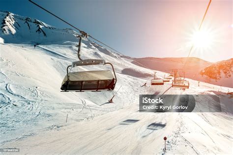 밝은 화창한 저녁에 힐랜드 알프스 산 겨울 리조트의 스키 리프트 빈 로프웨이 스키 체어리프트 케이블 로는 스키와 스노우보드를