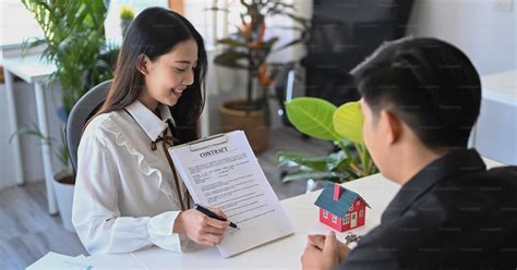 고객에게 주택 소유권을 제공하는 친절한 부동산 중개인 부동산 투자 개념입니다 사진 Unsplash의 성공 이미지