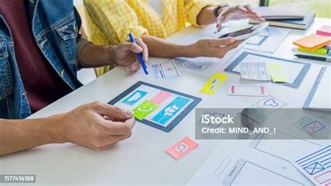 크리에이티브 웹 디자이너 계획 응용 프로그램 및 개발 템플릿 레이아웃 휴대 전화에 대한 프레임 워크 사용자 경험 개념입니다 개념에 대한 스톡 사진 및 기타 이미지 Istock