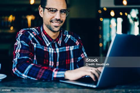 새 프로젝트 및 실내 카페 현대 노트북 컴퓨터에 무료 4 G 인터넷 연결을 사용 하 여 개발 웹사이트를 만드는 방법에 일 하는