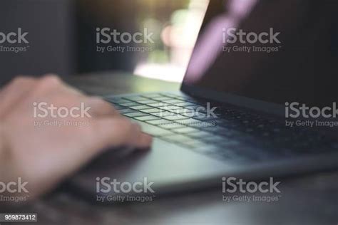 노트북 키보드에 입력 하 고 손의 근접 촬영 이미지 배경 흐림 노트북에 대한 스톡 사진 및 기타 이미지 노트북 손 여자 Istock