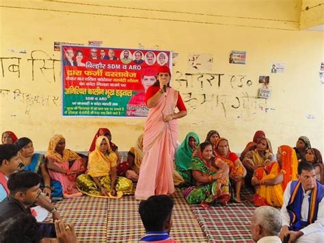 Sp Leader Former Samajwadi Candidate Rachna Singh Sits On Hunger Strike In Bilhaur बिल्हौर में