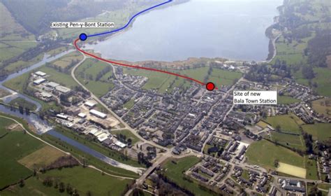 Tren Bach Y Llyn I Gyrraedd Y Dref Tegid360