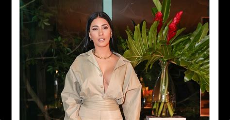 Simaria Deixa Parte Dos Seios à Mostra Em Decote Purepeople