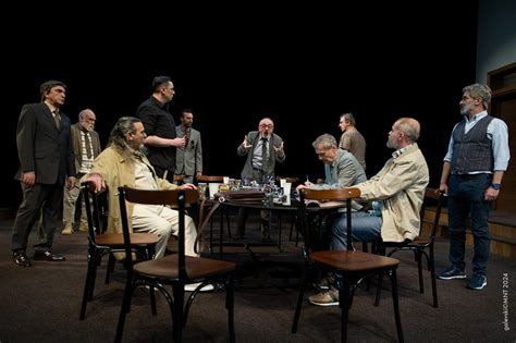 Дванаесет Величествени Независен Весник