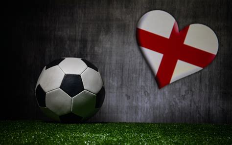 축구 2018입니다 창의적인 개념입니다 녹색 잔디에 축구 공입니다 지원 영국 팀 개념 2018년에 대한 스톡 사진 및 기타 이미지 2018년 Championship