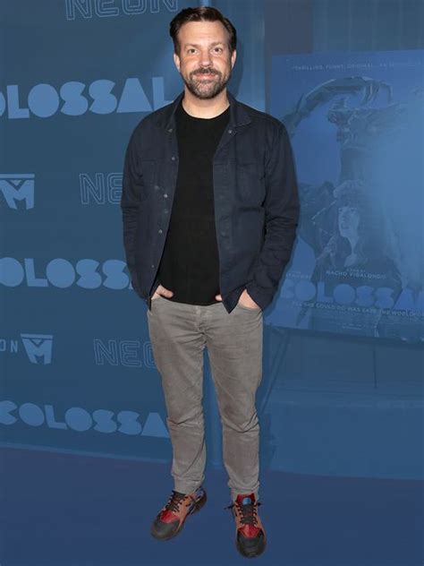 Jason Sudeikis Just Nailed Springs Bold Sneaker Trend Gq