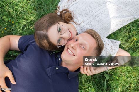 남자와 여자의 여름 재미 풀밭에 함께 누워 웃고 있는 사랑에 빠진 젊은 부부의 탑 뷰 20 24세에 대한 스톡 사진 및 기타