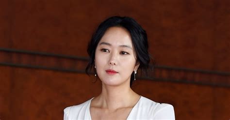 윤진서 앞이 훅 파인 노출 드레스