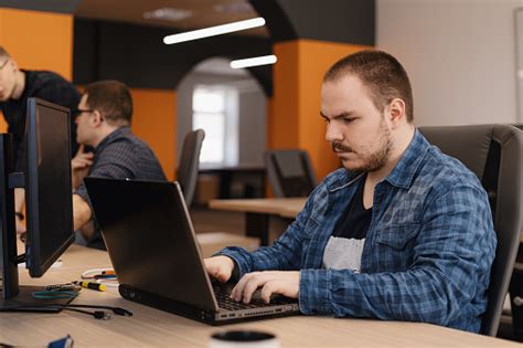 데스크톱 Pc 프로그래밍 코드에서 작업하는 프로그래머 20 24세에 대한 스톡 사진 및 기타 이미지 20 24세 25 29