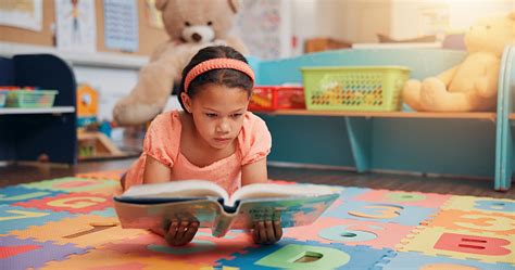 소녀 책을 읽고 아카데미에서 개발 스토리 텔링 또는 지식을 위해 교실에서 바닥에서 교육합니다 어린이 장학금을 위한 학습 및 공부 초등학교에서 코스를 시작하거나 정보 8 9