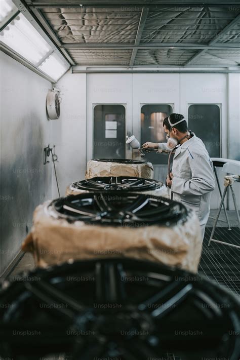 보호복을 입고 스프레이 압축기를 사용하여 자동차 부품을 칠하는 마스크를 쓴 남자 선택적 초점 사진 Unsplash의 손 이미지