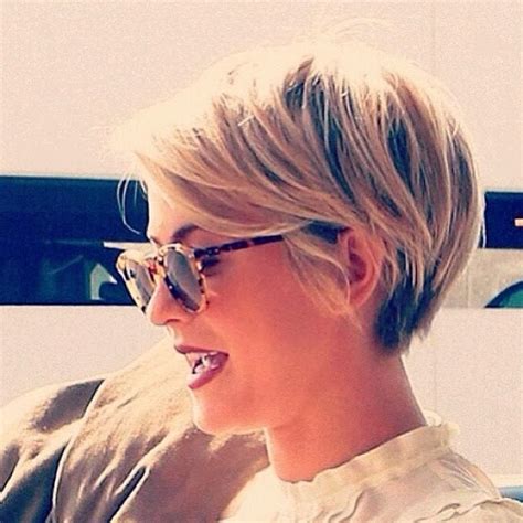 News Julianne Hough Debuts New Pixie Cowan And Co Stylist Breaks Down The Celebs Sought After