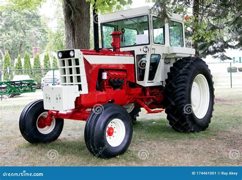 White Tractor Feed Paper Or Fan Fold Paper Continuous Dot Matrix