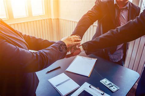 投资人与商务团队携手展示投资合作共商的协议和合作咨询与投资共商理念高清图片下载 正版图片503757996 摄图网
