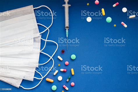 중국에서 코로나 바이러스 새로운 코로나 바이러스 2019ncov 알약과 흰색 의료 마스크 코로나 바이러스 전염병 검역의 개념 파란색 배경에 보호 얼굴 마스크 복사 공간