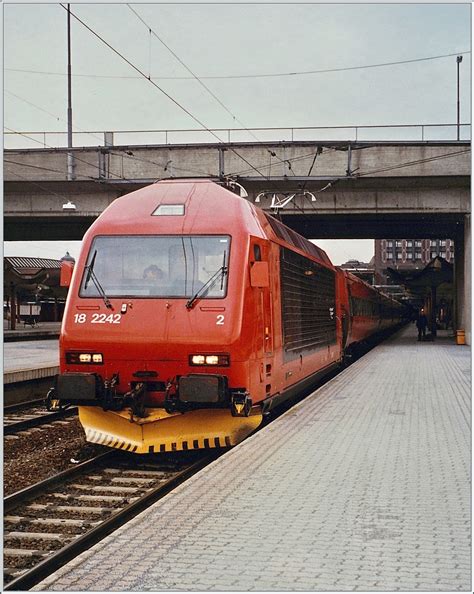 Die Nsb El 18 2242 In Oslo S Analogbild Vom April 1999 Fotowelten Startbilder De