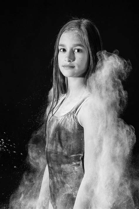 꿈이 피어오르다 밀가루 흩날리며 춤추는 발레리나 소녀 13