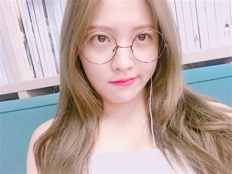 Wanita Cantik Berhijab Pakai Kacamata