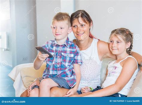 La Madre E I Suoi Figli Guardano La Tv Mentre Sono Seduti Su Un Divano