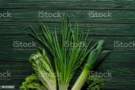 나무 테이블 건강 한 먹는 개념에 녹색 양파 부추와 파 슬 리의 상위 뷰 0명에 대한 스톡 사진 및 기타 이미지 0명 건강한 생활방식 건강한 식생활 Istock