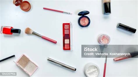 뷰티 컨셉 메이크업 제품 그림자 하이라이터 홍당무 브러쉬 분말 반짝이 마스카라 광택 립스틱 흰색 배경에 연필 0명에 대한 스톡 사진 및 기타 이미지 Istock