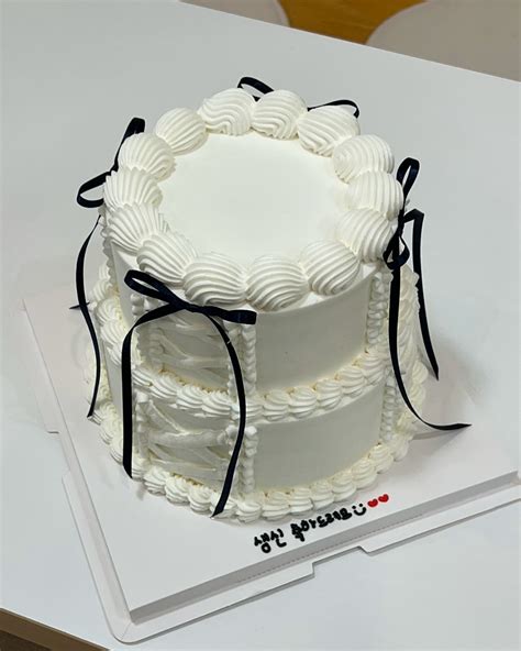 타이디 김포수제생크림케이크구래동카페레터링케이크베이킹클래스 화이트트리🤍 선물하기 좋은 예쁜 포장과 원하시는 레터링 문구는 무료로 써드려요 ෆ 예약은