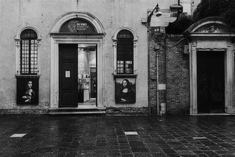 갤러리 거리 장면 건축 고대 도시 공공 장소 관광 관광 명소 구시가지 녹색 문 다빈치 인터랙티브 박물관 도시