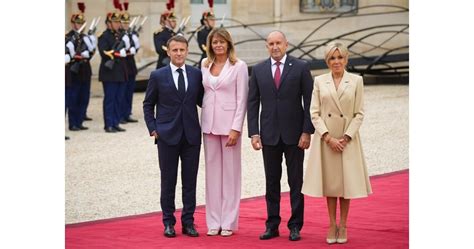 Макрон посрещна Румен Радев и съпругата му в Елисейския дворец Видео снимки