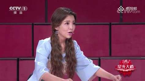 朱迅、尼格买提展示默契，两人不愧是“你比我猜”的高手，获得全场热烈掌声腾讯新闻