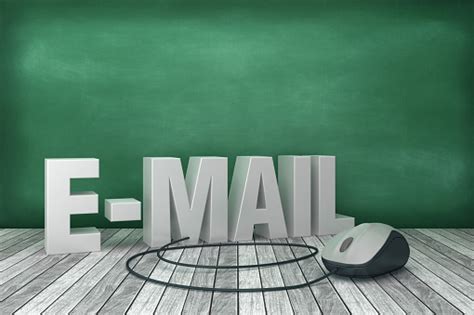 칠판 배경에 컴퓨터 마우스와 3d 단어 전자 메일 3d 렌더링 3차원 형태에 대한 스톡 사진 및 기타 이미지 3차원 형태