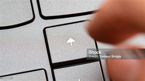 현대 노트북 컴퓨터 키보드에서 위쪽 화살표 키를 누르는 남자 클로즈업 세부 사항 슬로우 모션 기업 비즈니스에서 전진 앞으로의 길 앞으로의 길 최종 목표를 향해 나아가기 상징