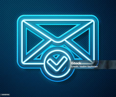 빛나는 네온 라인 봉투 및 파란색 배경에 격리 된 마크 아이콘을 확인합니다 성공적인 전자 메일 전송 이메일 전송 확인 벡터 일러스트레이션 검증에 대한 스톡 벡터 아트 및