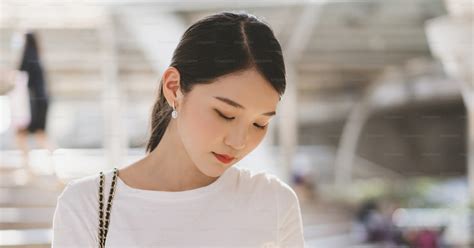 젊은 성인 비즈니스 일하는 아시아 여성 대화형 디지털 태블릿 기업을 통해 온라인을 통해 팀 현대 기술로 라이프 스타일 정사각형 크기 배경입니다 사진 Unsplash