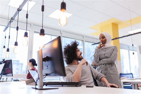 현대적인 사무실 공간에서 데스크톱 및 랩톱 컴퓨터에서 작업하는 젊은 개인의 창조적 인 다민족 팀 20 24세에 대한 스톡 사진