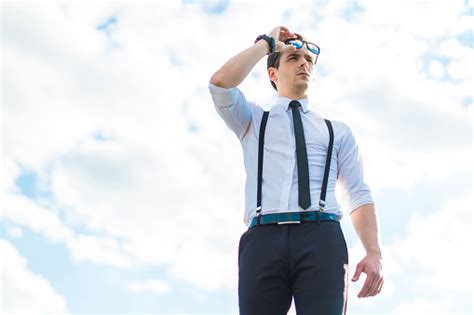 흰 셔츠 넥타이 치아 교정기와 선글라스에 심각한 젊은 Busunessman 지붕에 서 서 개념에 대한 스톡 사진 및 기타 이미지 Istock