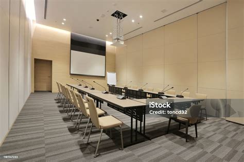 비어 있는 사람이 없는 현대적 완비 된 전문 시설 회의실 회의실 교실 사무실의 인테리어 및 마이크 흰색 프로젝터 보드 의자 문