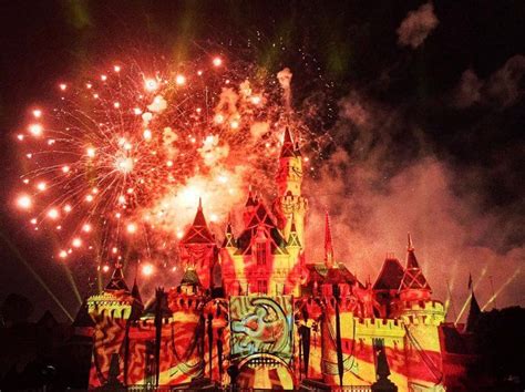 25 Photos That Prove Disneyland Fireworks Are The Most Breathtaking