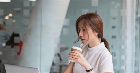 커피 컵을 들고 노트북 컴퓨터에서 작업하는 유쾌한 사업가의 초상화 사진 Unsplash의 태국 이미지