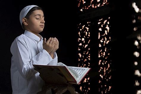 오픈 성경 아이디에 손을 얹고 기도하는 기도 성경으로 기도하는 손 사진 성경 종교 배경 일러스트 및 사진 무료 다운로드 Pngtree