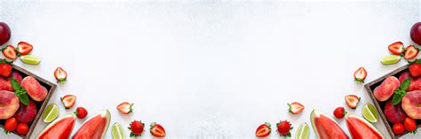 여름 과일과 열매 배너 신선한 복숭아 딸기와 민트 잎나무 상자에 수박과 회색 질감 배경에 라임 건강한 채식 주의 식단 복사 공간 상단 보기 플랫 레이 0명에 대한 스톡 사진