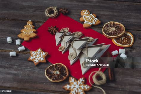 나무 배경에 아니스 별과 재활용 종이에서 귀여운 수제 종이 접기 엽서 수제 진저 브레드 쿠키 휴일 공예 가족 전통 양질의 시간 간단하고 쉬운 장식을 직접 할 수 있습니다 0