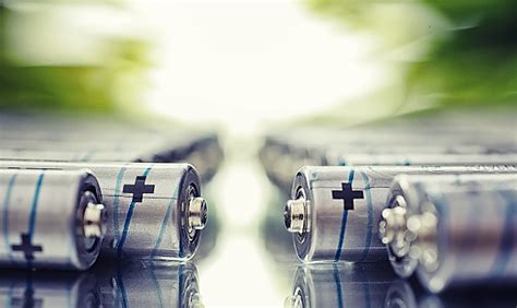 다양한 크기의 배터리 환경을 돌보는 것 중고 배터리의 폐기 폐기물이 없습니다 0명에 대한 스톡 사진 및 기타 이미지 0명