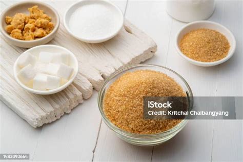 유리 그릇에 있는 노란 샌딩 사탕수수 설탕 흰색 테이블에 다양한 과립 설탕 0명에 대한 스톡 사진 및 기타 이미지 0명 갈색 결정체 Istock