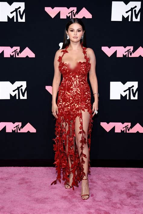 8 Potret 'Red Hot' Selena Gomez Saat Mesra dengan Penyanyi Nigeria
