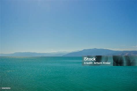 맑은 아침 안개 날씨 시간 복사 공간에서 산능지 수평선 실루엣과 바다 진정 물 표면의 추상 벽지 풍경 0명에 대한 스톡 사진 및 기타 이미지 Istock