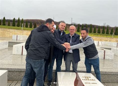 Ballistët dhe Shvercerat shtrijnë dorën e pajtimit para varrit të Adem Jasharit Alsat