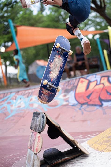 그레이스케일 남자 스케이트보더 스케이트보드장 스케이트보딩 익스트림 스포츠 전시회에 관한 무료 스톡 사진